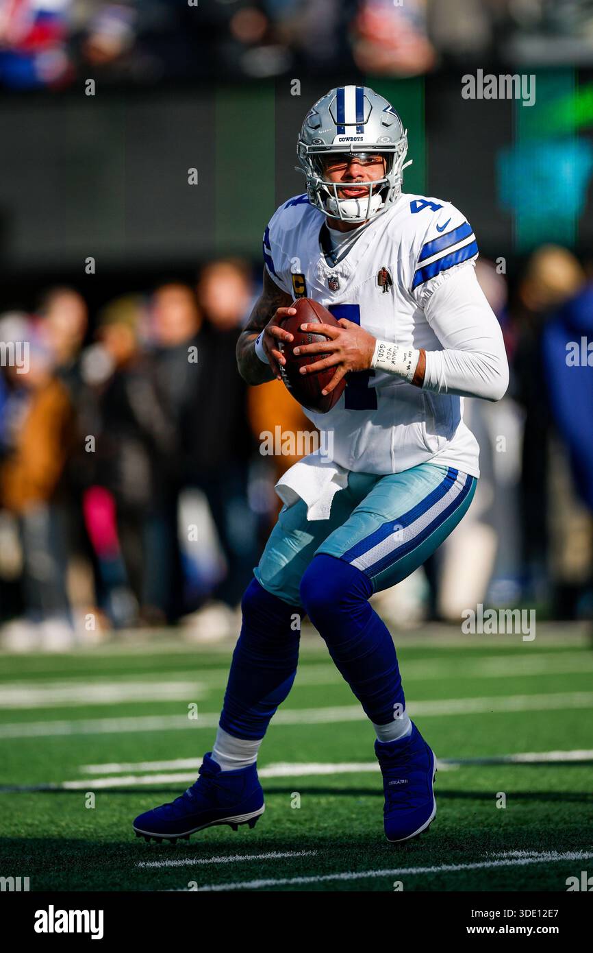 Dallas Cowboys quarterback Dak Prescott (4) warms up before an NFL ...