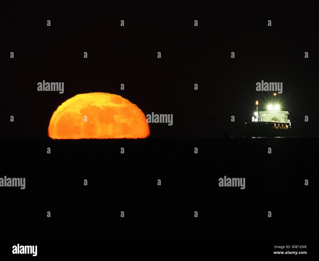 Sheerness, Kent, UK. 4th Jan, 2026. UK Weather: the stunning Wolf ...