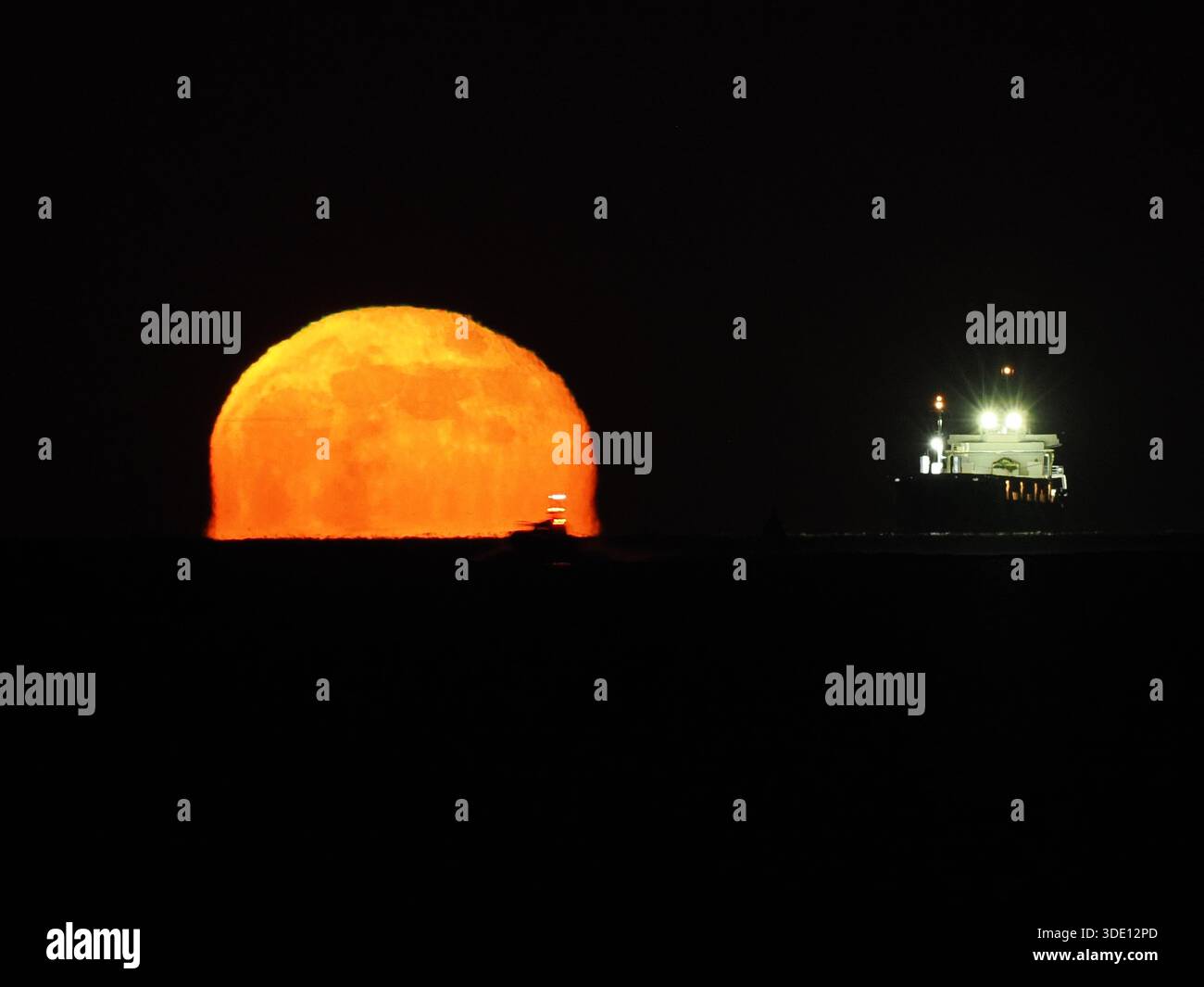 Sheerness, Kent, UK. 4th Jan, 2026. UK Weather: the stunning Wolf ...