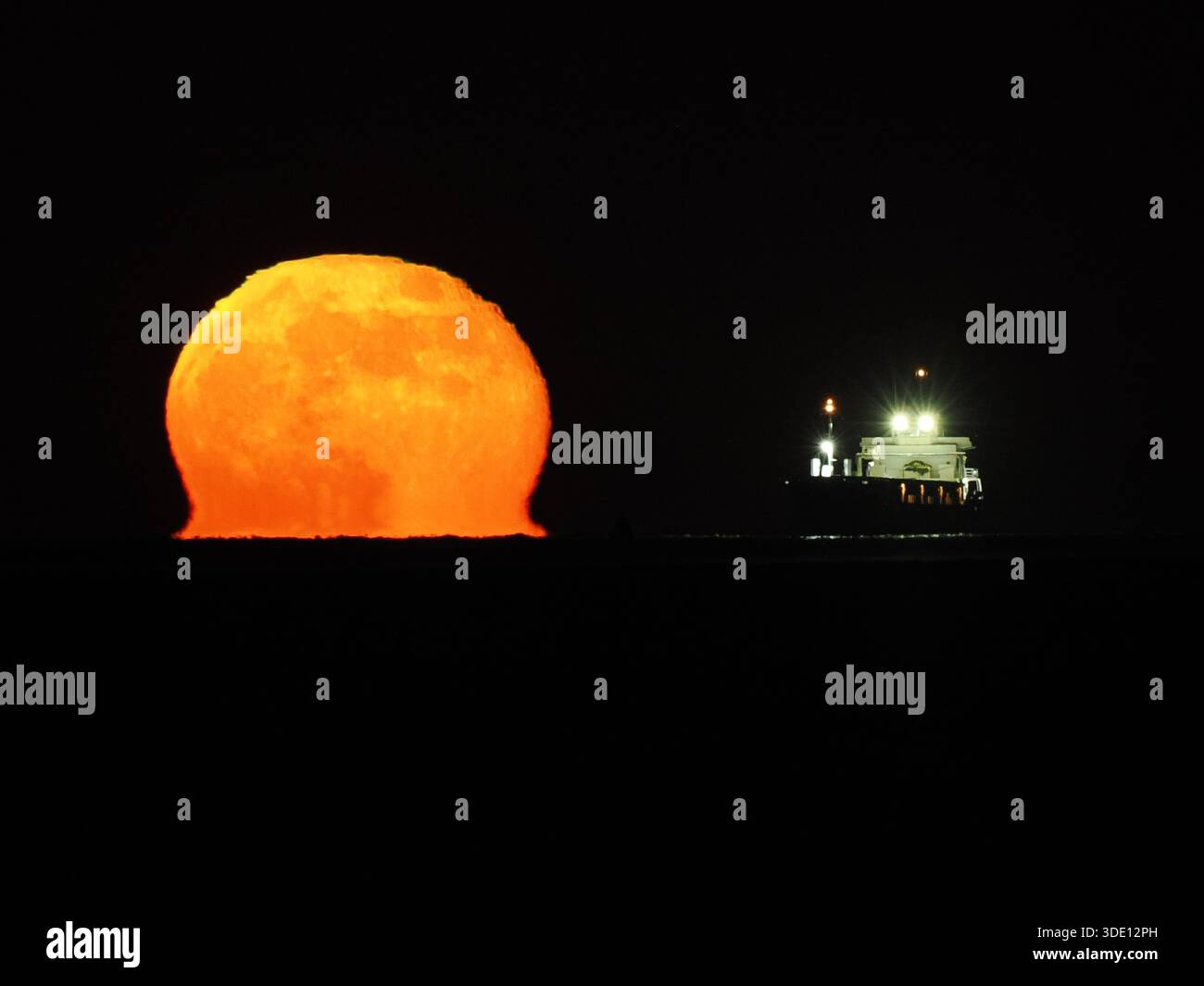 Sheerness, Kent, UK. 4th Jan, 2026. UK Weather: the stunning Wolf ...