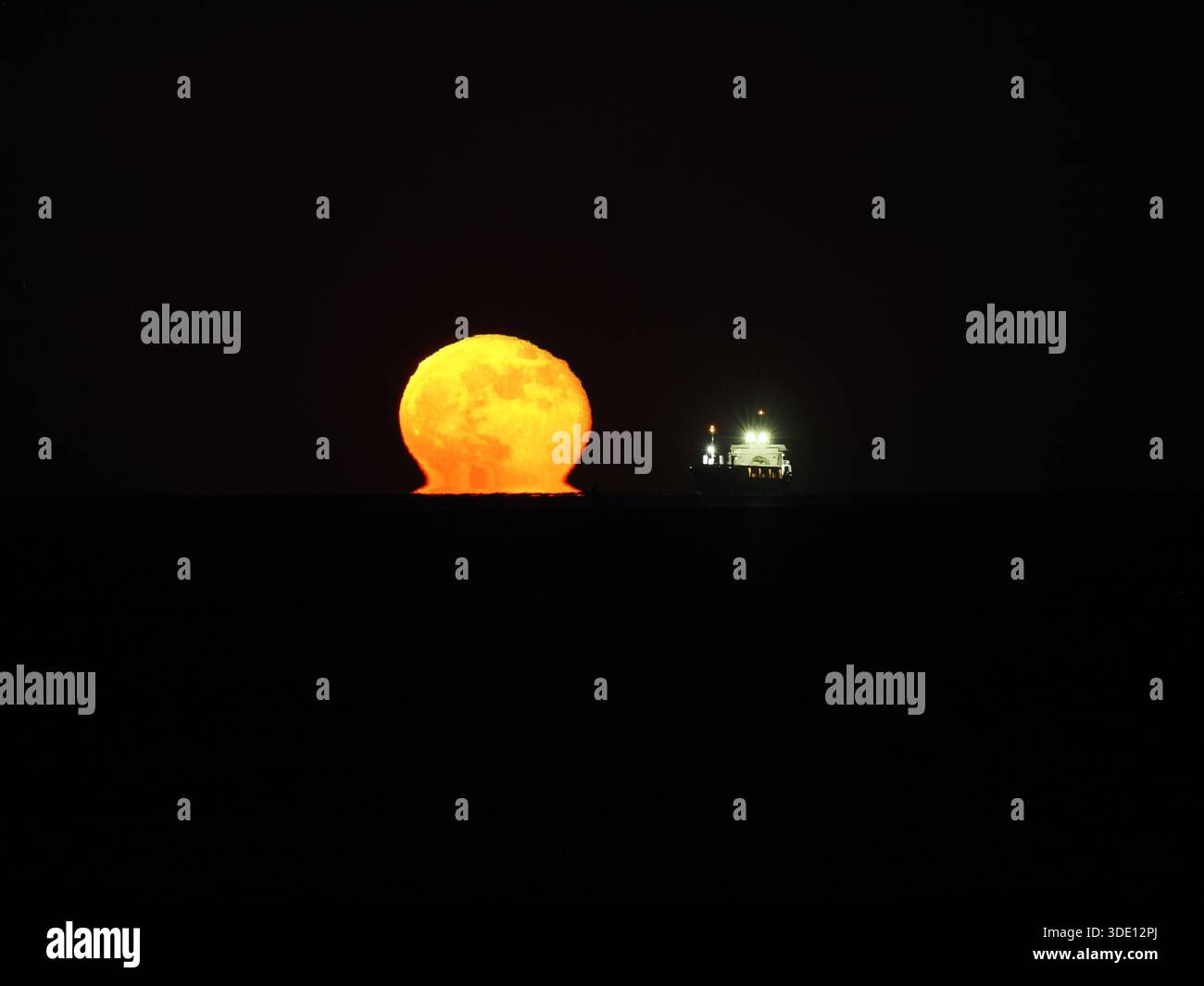 Sheerness, Kent, UK. 4th Jan, 2026. UK Weather: the stunning Wolf ...