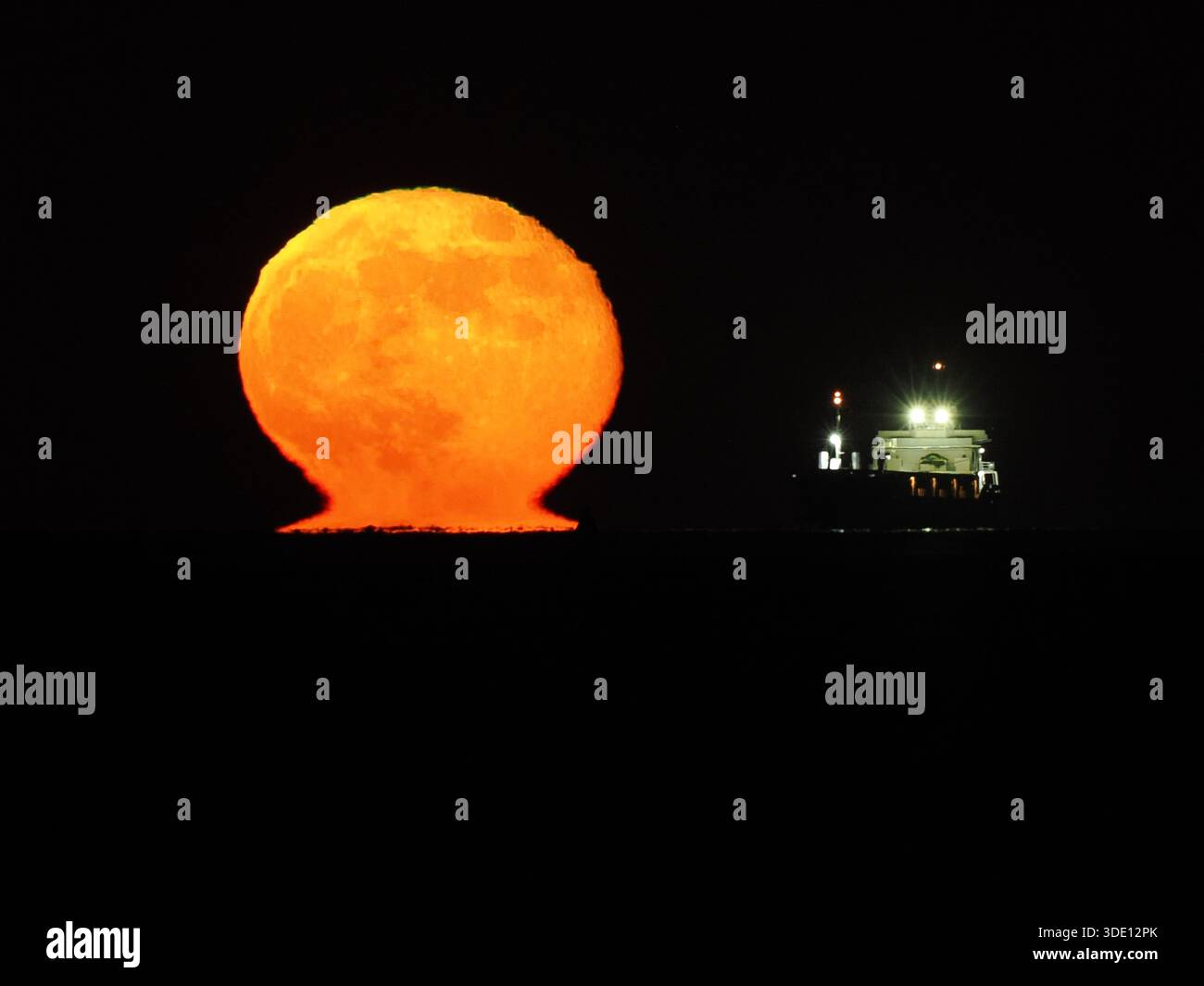 Sheerness, Kent, UK. 4th Jan, 2026. UK Weather: the stunning Wolf ...