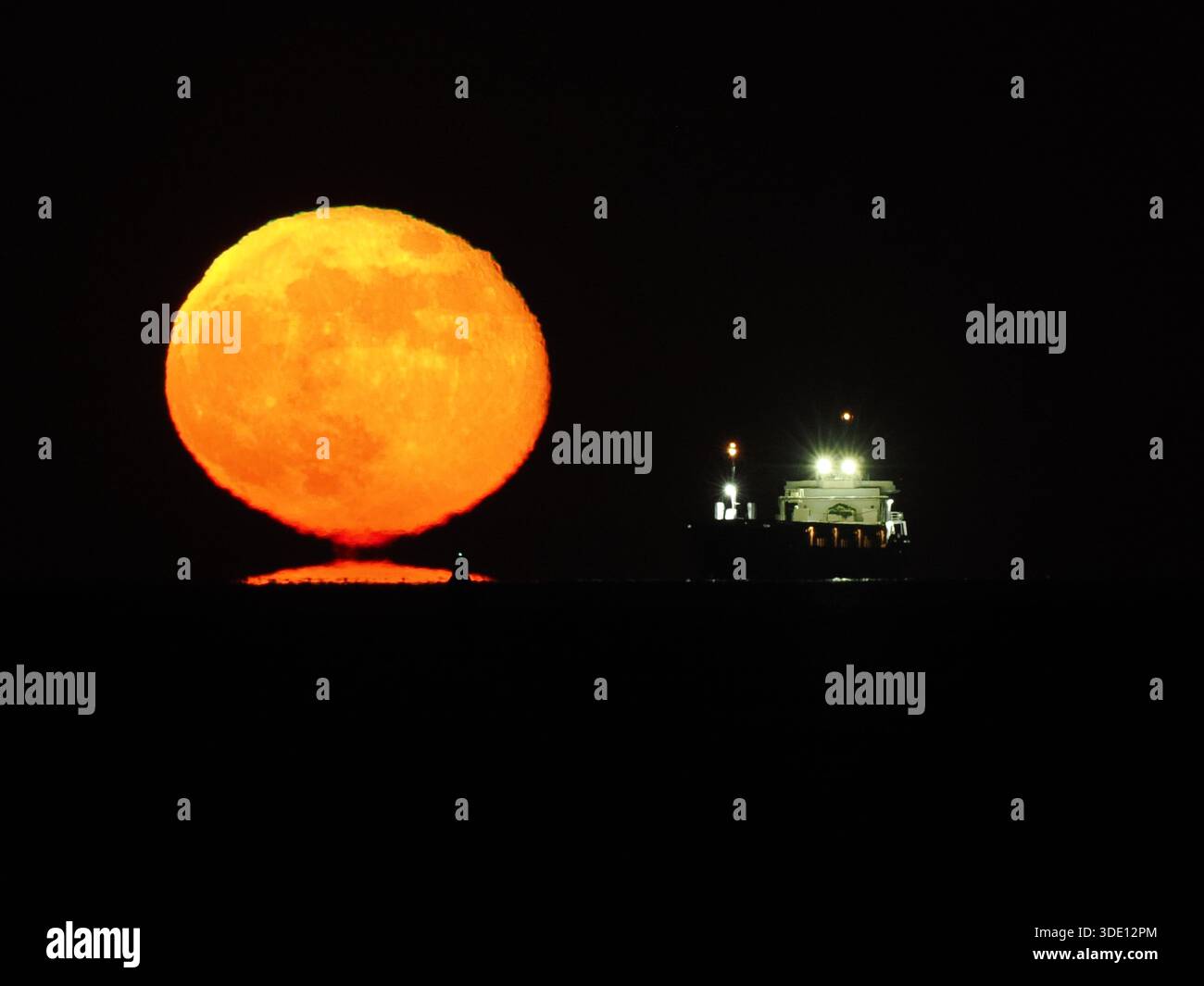 Sheerness, Kent, UK. 4th Jan, 2026. UK Weather: the stunning Wolf ...