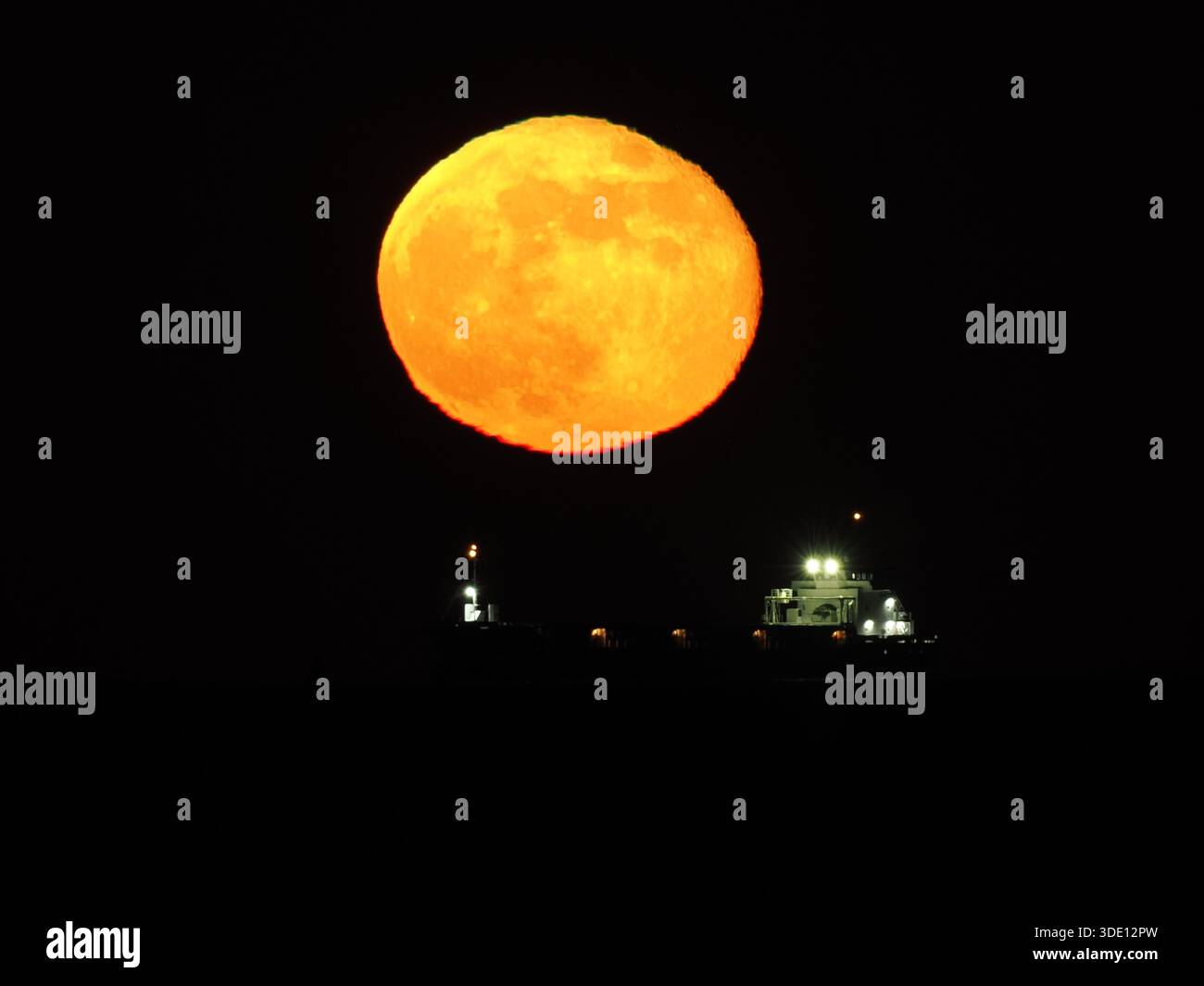 Sheerness, Kent, UK. 4th Jan, 2026. UK Weather: the stunning Wolf ...