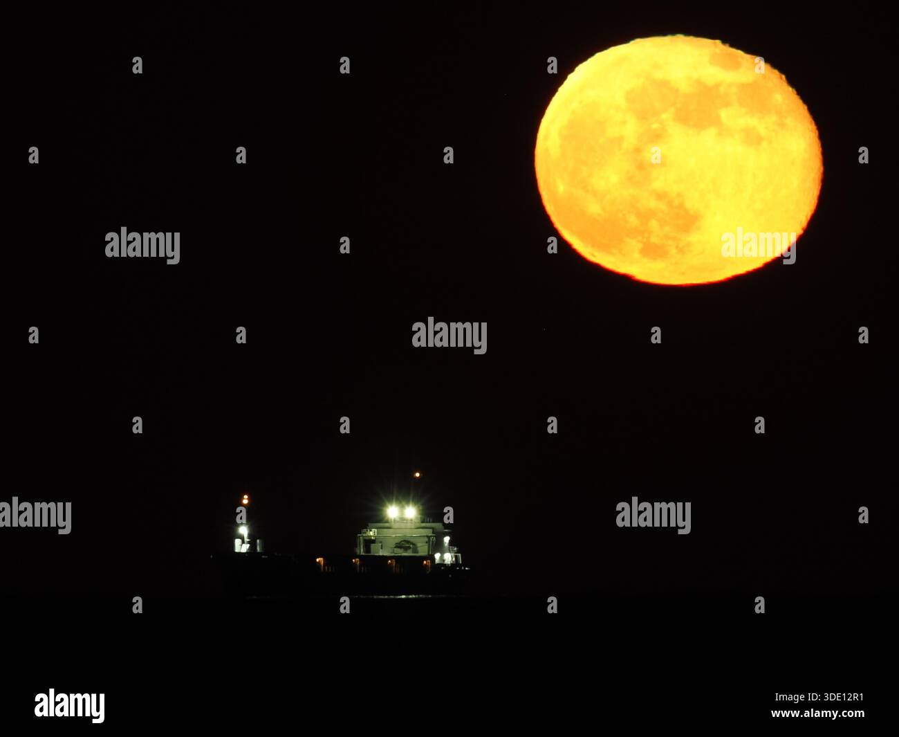 Sheerness, Kent, UK. 4th Jan, 2026. UK Weather: the stunning Wolf ...