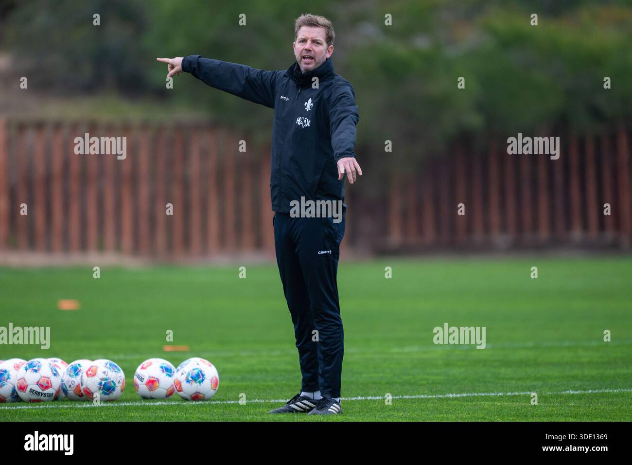 Florian Kohfeldt (SV Darmstadt 1898, Trainer) gestikuliert, ESP, SV ...