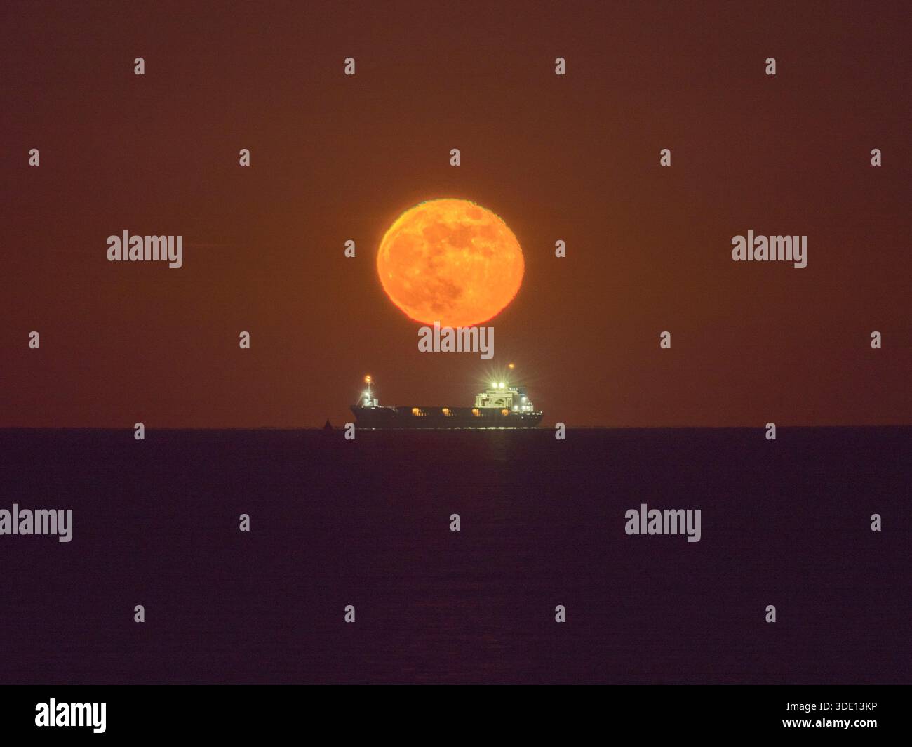 Sheerness, Kent, UK. 4th Jan, 2026. UK Weather: the stunning Wolf ...