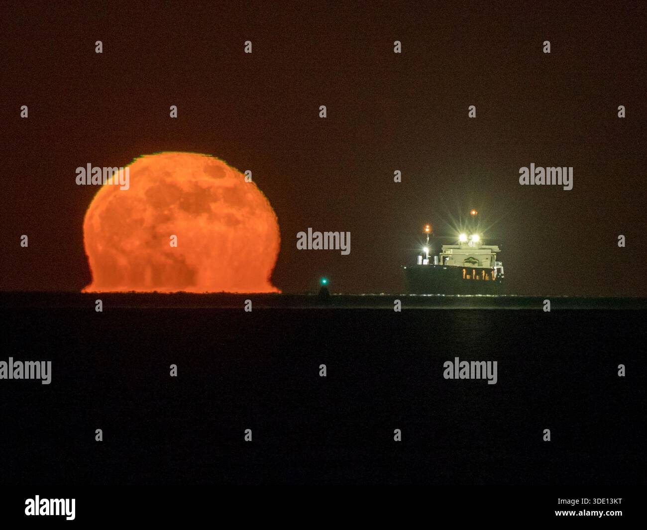 Sheerness, Kent, UK. 4th Jan, 2026. UK Weather: the stunning Wolf ...