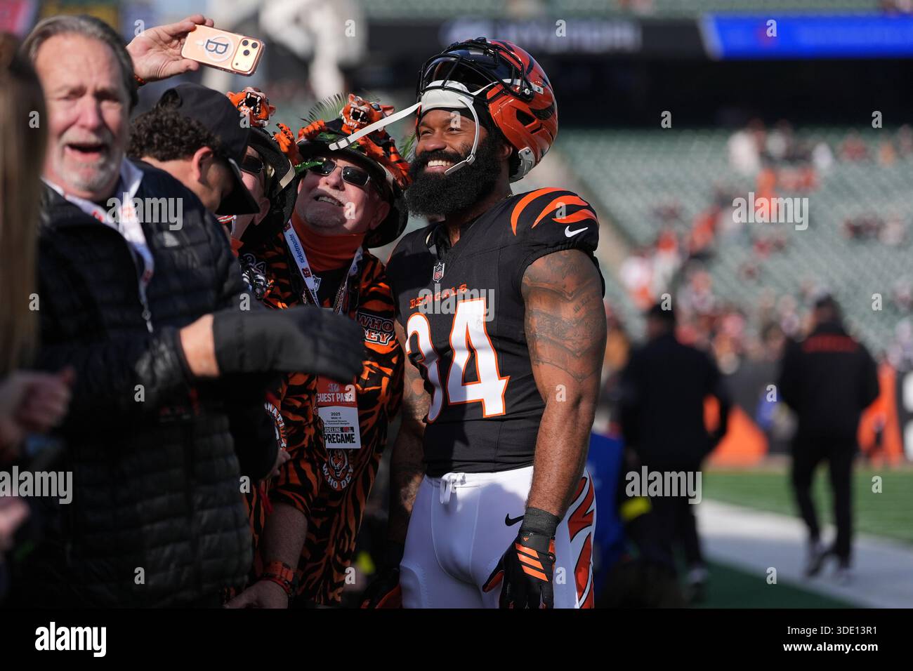Cincinnati Bengals running back Samaje Perine (34) talks with fans ...