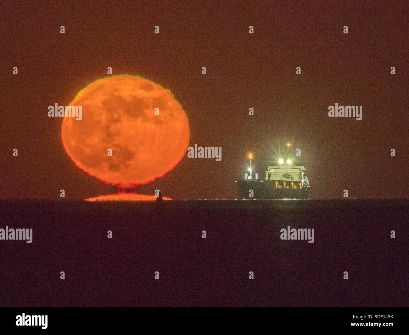 Sheerness, Kent, UK. 4th Jan, 2026. UK Weather: the stunning Wolf ...