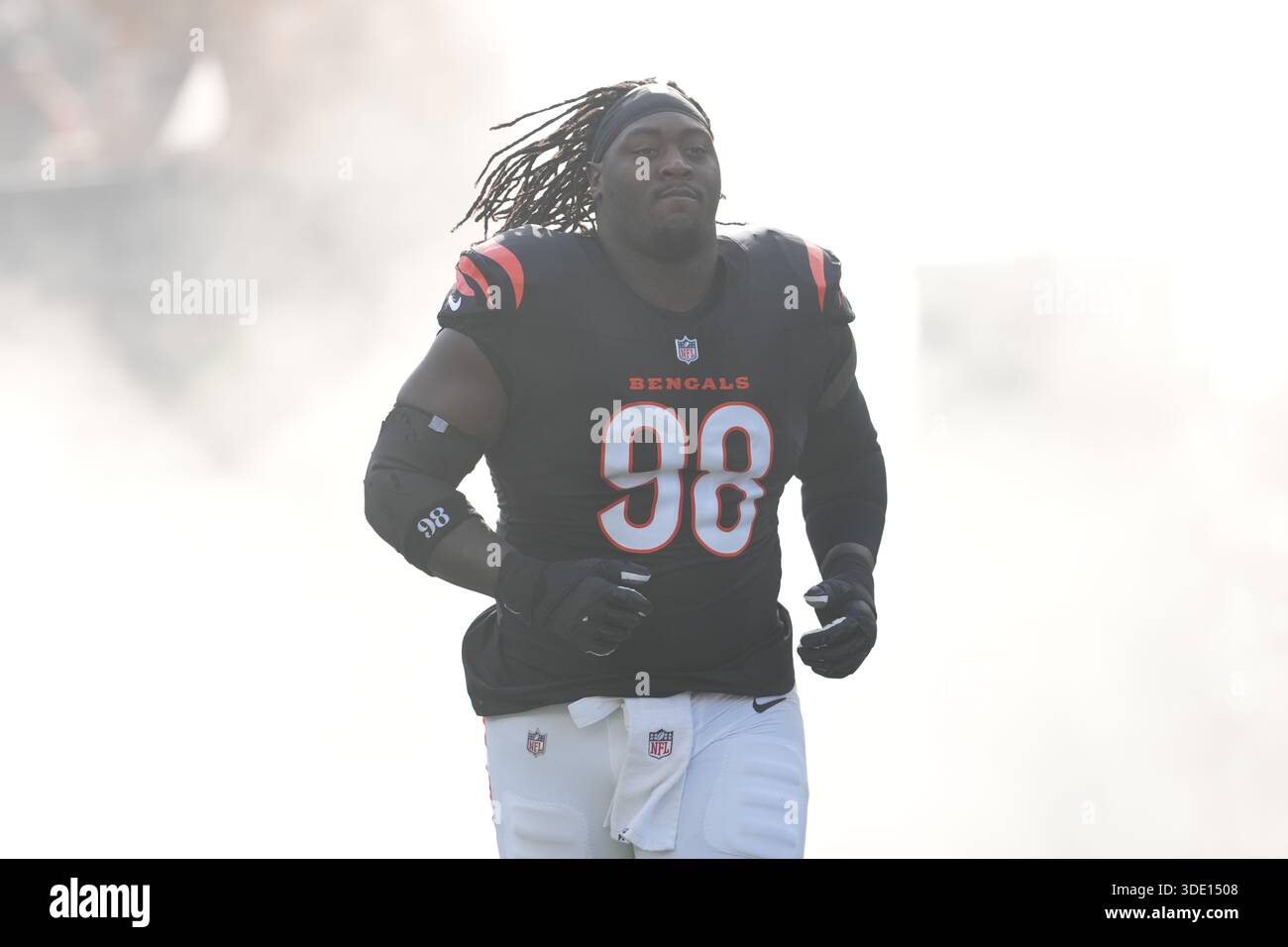 Cincinnati Bengals defensive tackle T.J. Slaton Jr. (98) runs onto the ...