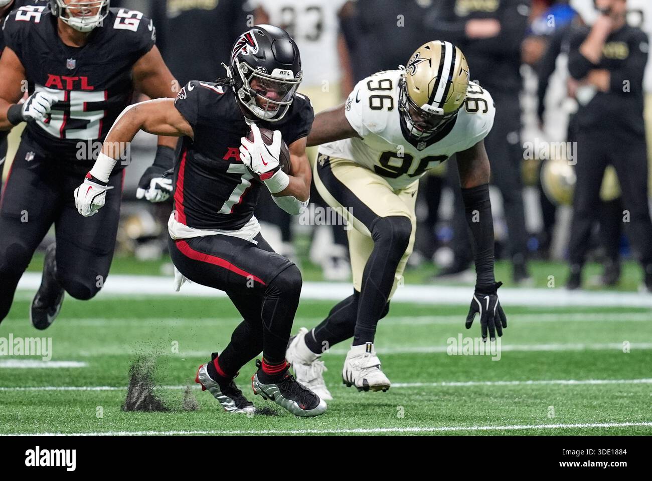 Atlanta Falcons running back Bijan Robinson (7) carries past New ...