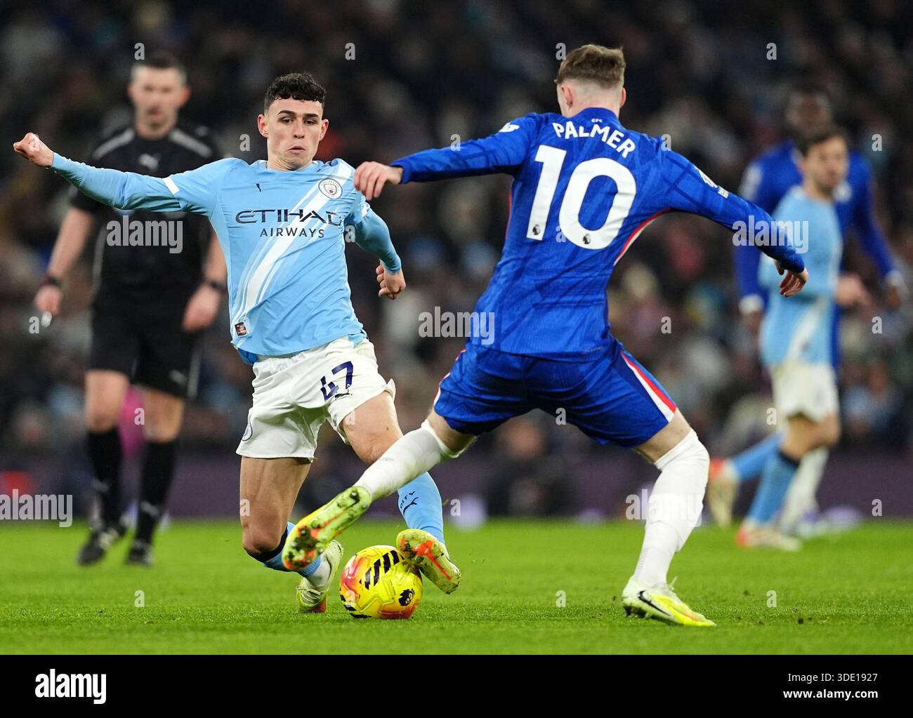 Manchester City's Phil Foden and Chelsea's Cole Palmer battle for the ...