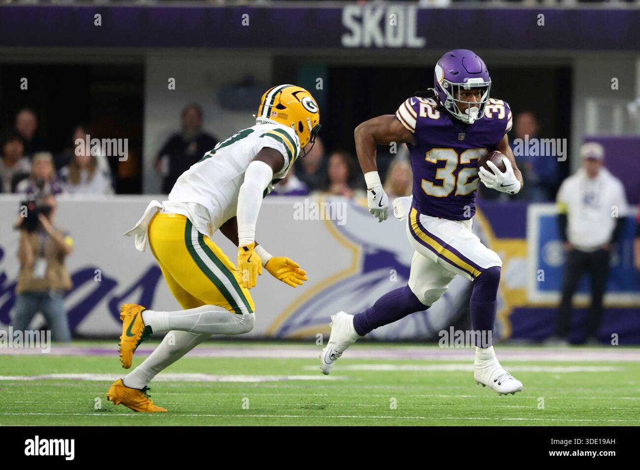 Minnesota Vikings running back Ty Chandler (32) runs from Green Bay ...