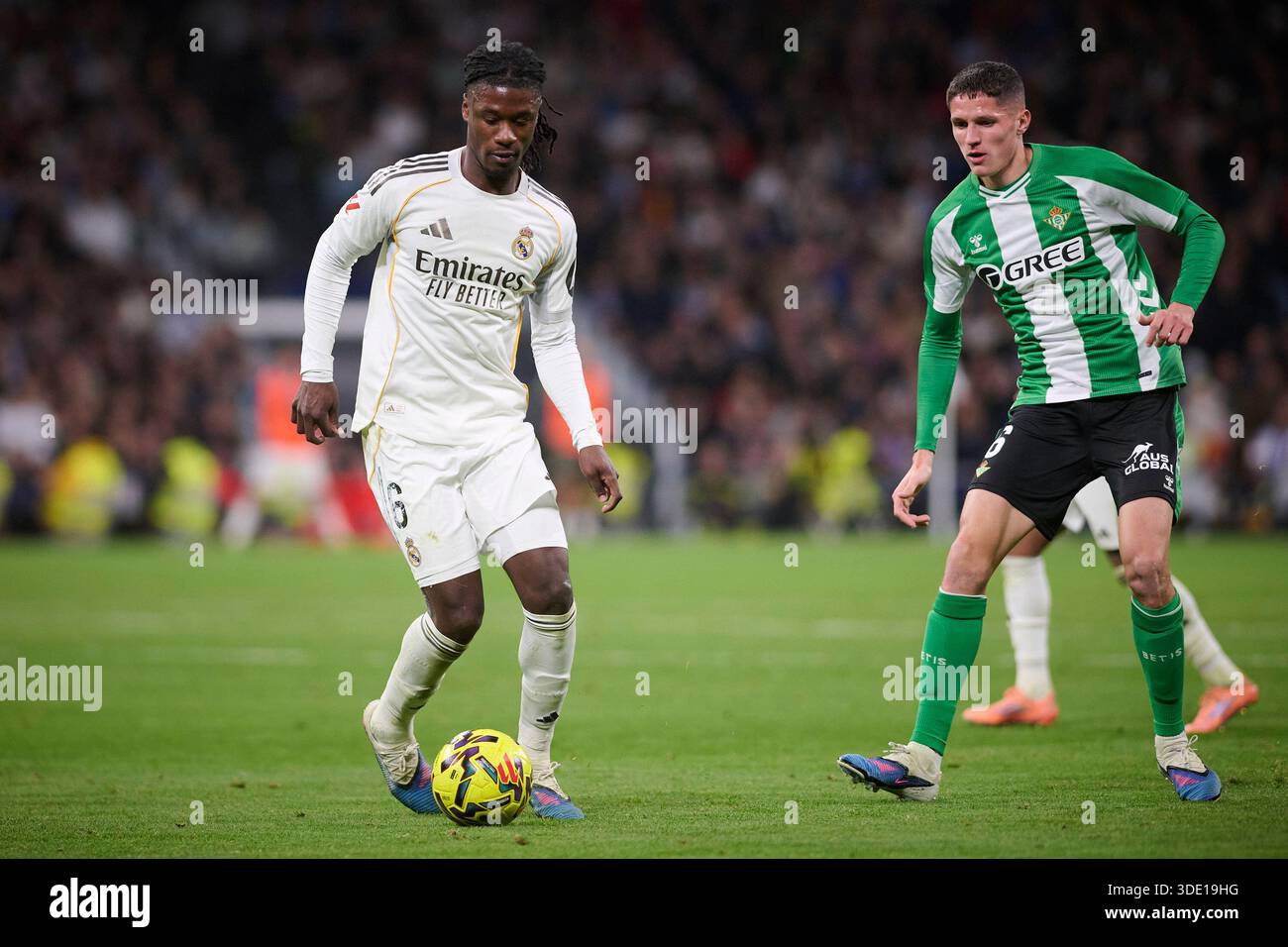 Real Madrid CF’s Eduardo Camavinga (l) and Real Betis Balompie's Sergi ...