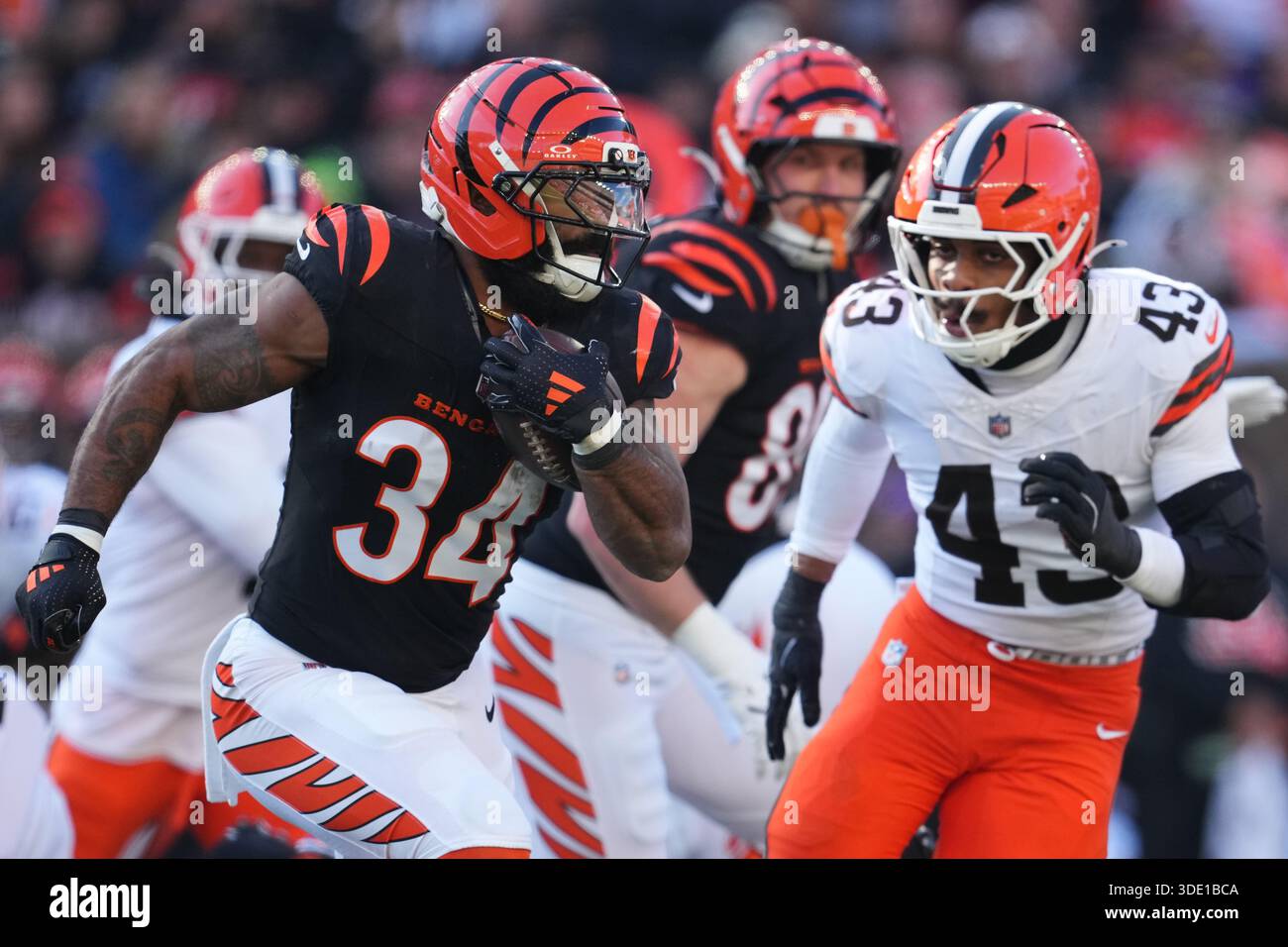 Cincinnati Bengals running back Samaje Perine (34) runs against ...