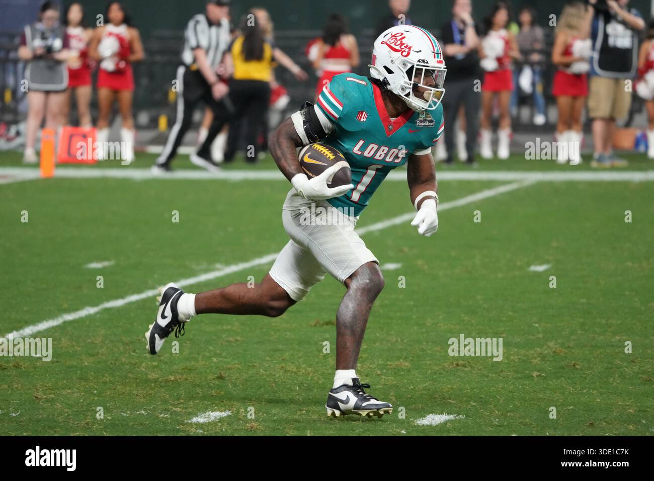 New Mexico running back Damon Bankston (1) returns a kickoff for a ...