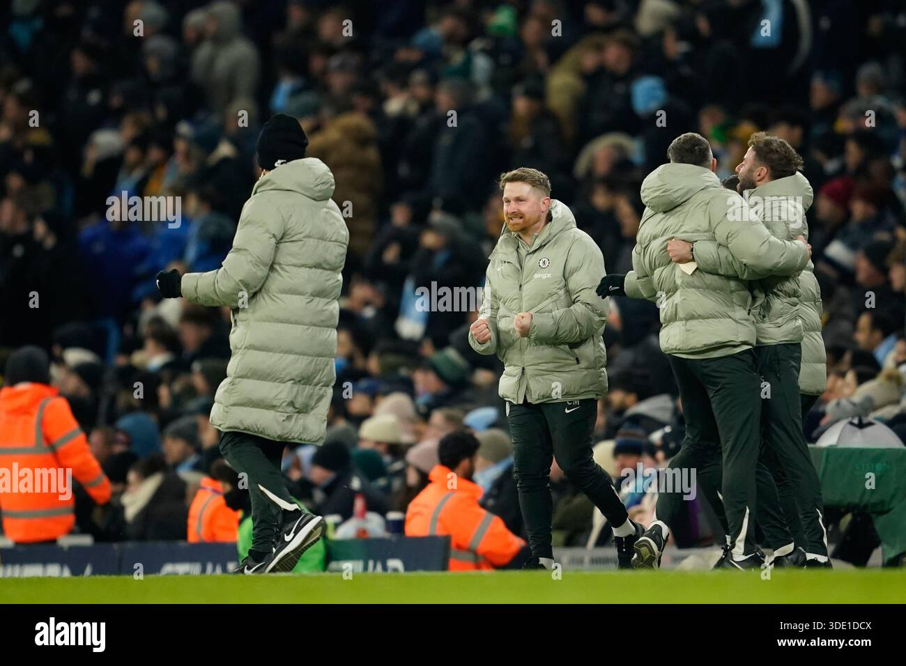 Chelsea's head coach Calum McFarlane, center, celebrates after Enzo ...
