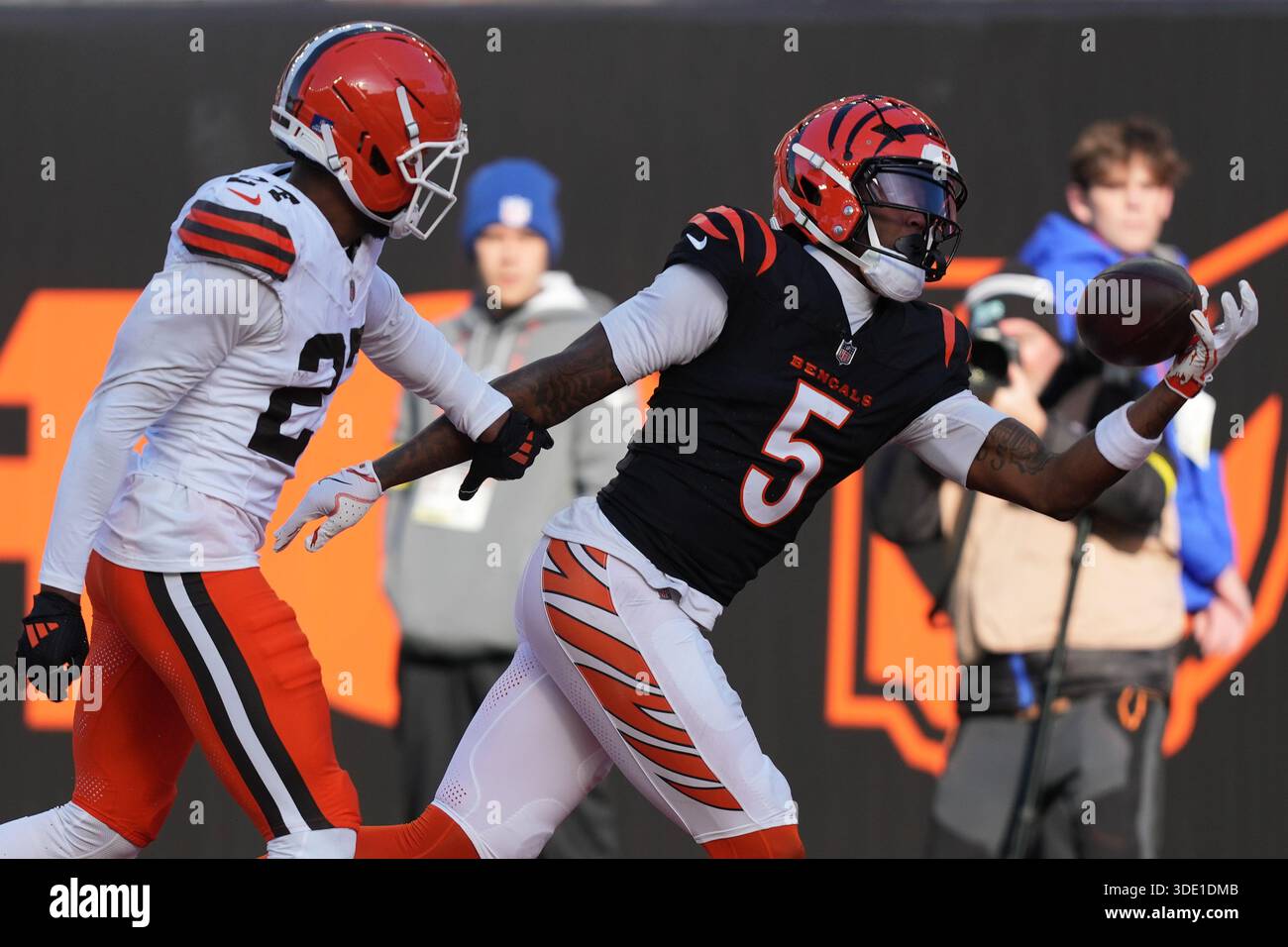 Cincinnati Bengals wide receiver Tee Higgins (5) catches a touchdown ...