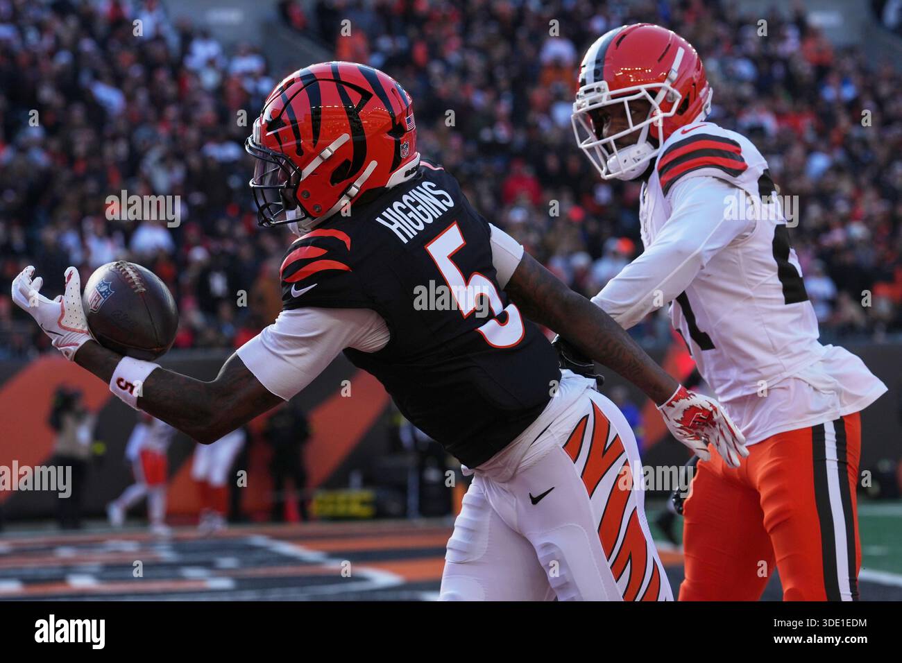 Cincinnati Bengals wide receiver Tee Higgins (5) catches a touchdown ...