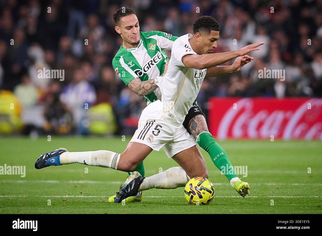 Real Madrid CF’s Jude Bellingham (r) and Real Betis Balompie's Marc ...
