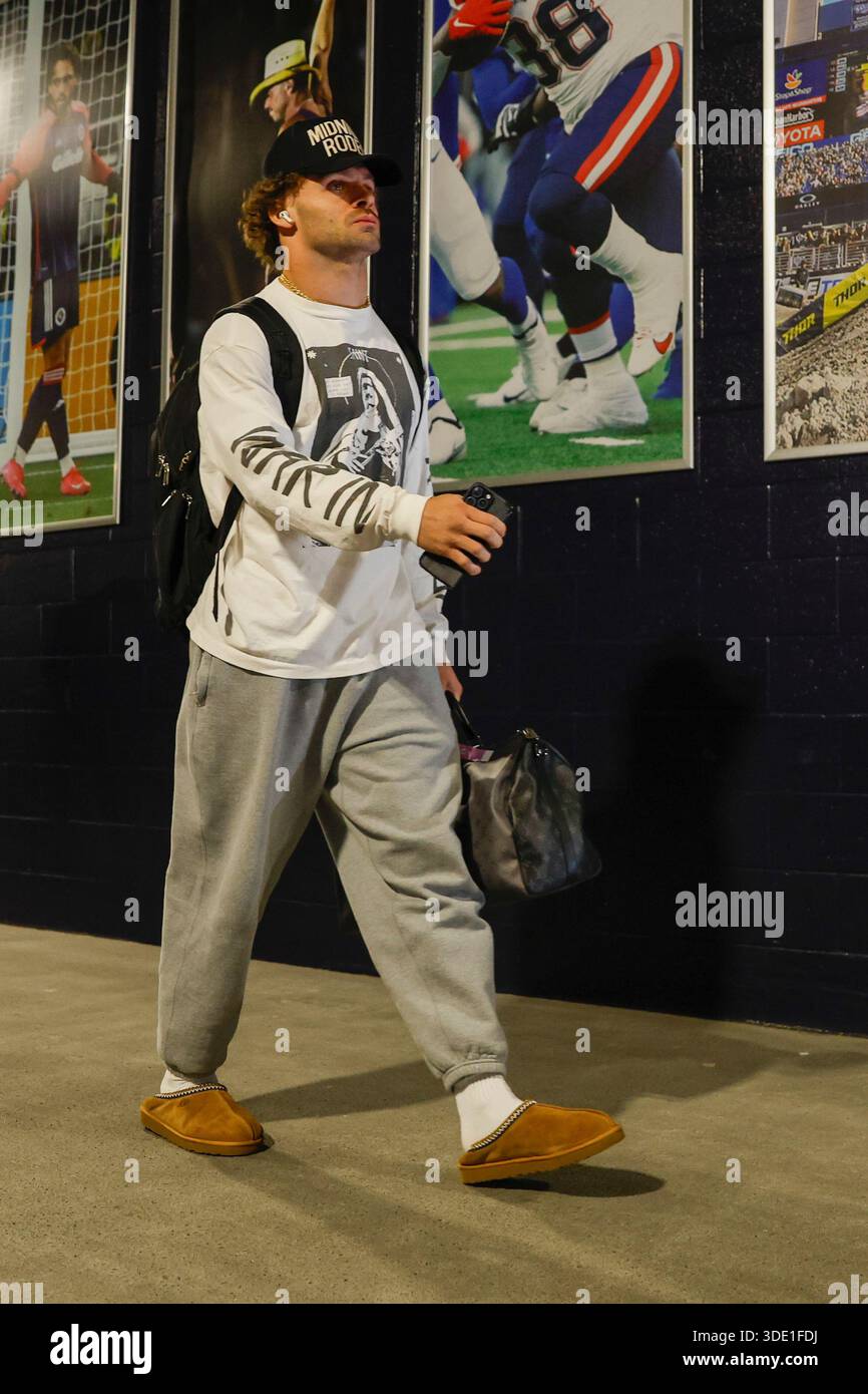 Miami Dolphins safety Ashtyn Davis (21) enters the stadium prior to an ...
