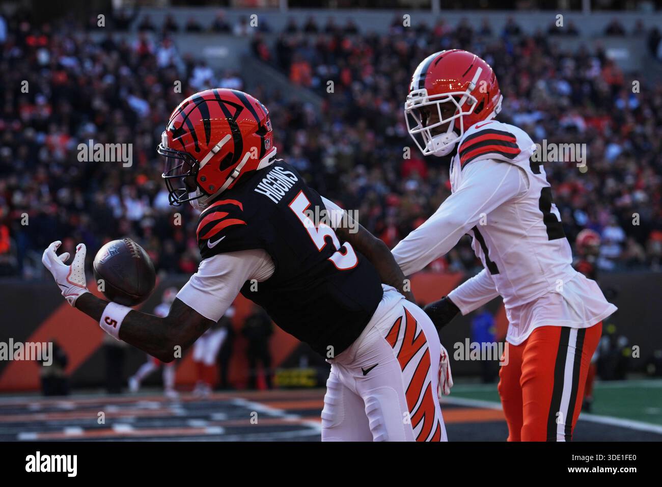 Cincinnati Bengals wide receiver Tee Higgins, left, catches a touchdown ...