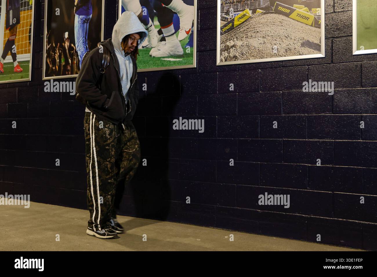 Miami Dolphins safety Ashtyn Davis (21) enters the stadium prior to an ...