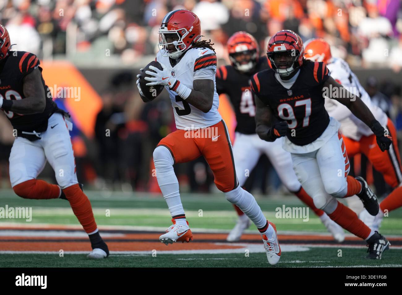 Cleveland Browns wide receiver Jerry Jeudy, middle, runs against ...