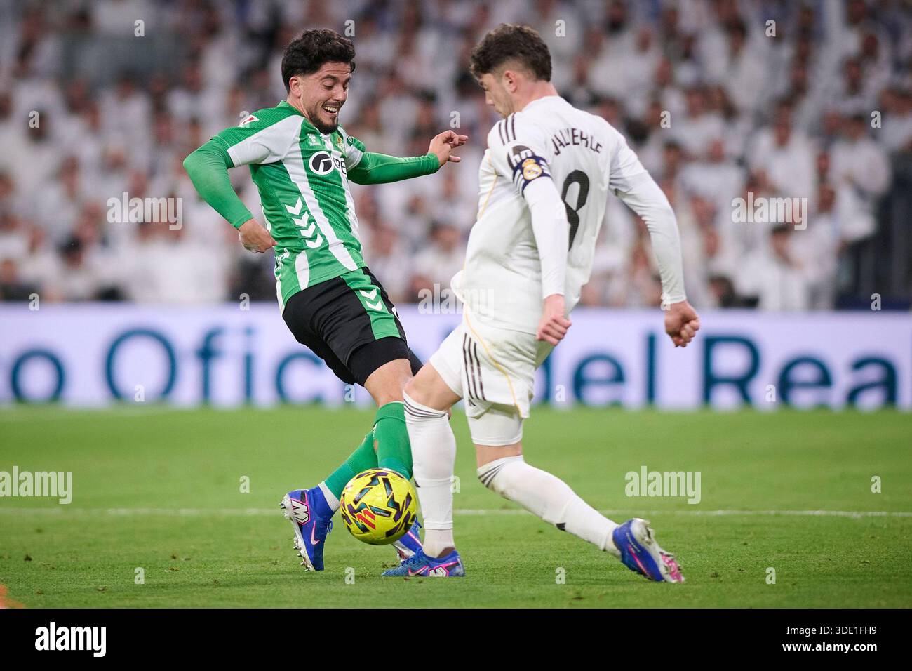 Real Madrid CF’s Fede Valverde (r) and Real Betis Balompie's Pablo ...