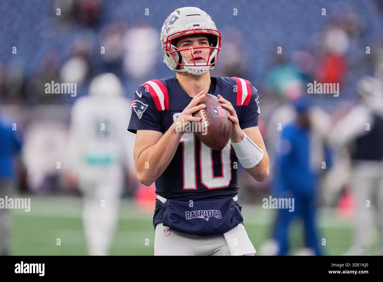 New England Patriots quarterback Drake Maye warms up before an NFL ...