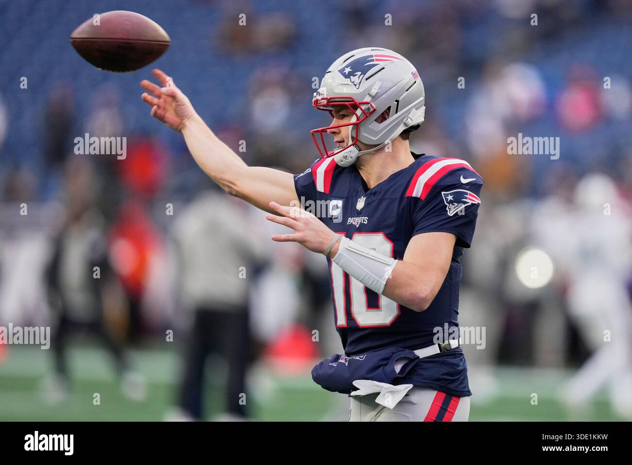 New England Patriots quarterback Drake Maye warms up before an NFL ...
