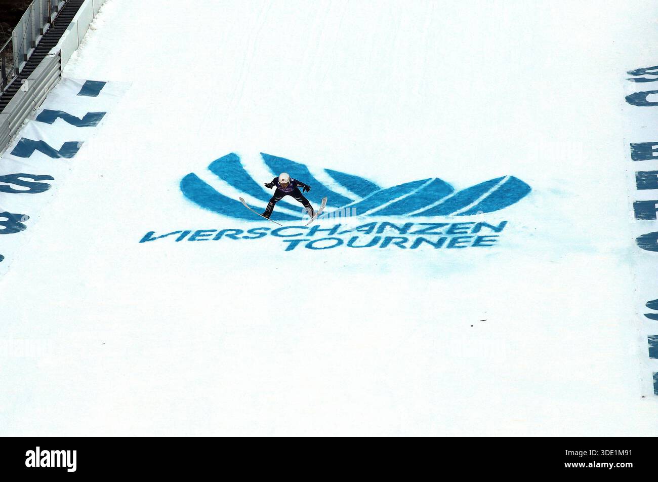 Raimund philipp ger fliegt über das logo der vierschanzentour hi-res ...