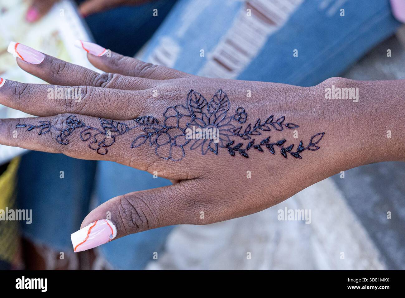 Mehndi henna design ritual hi-res stock photography and images - Alamy