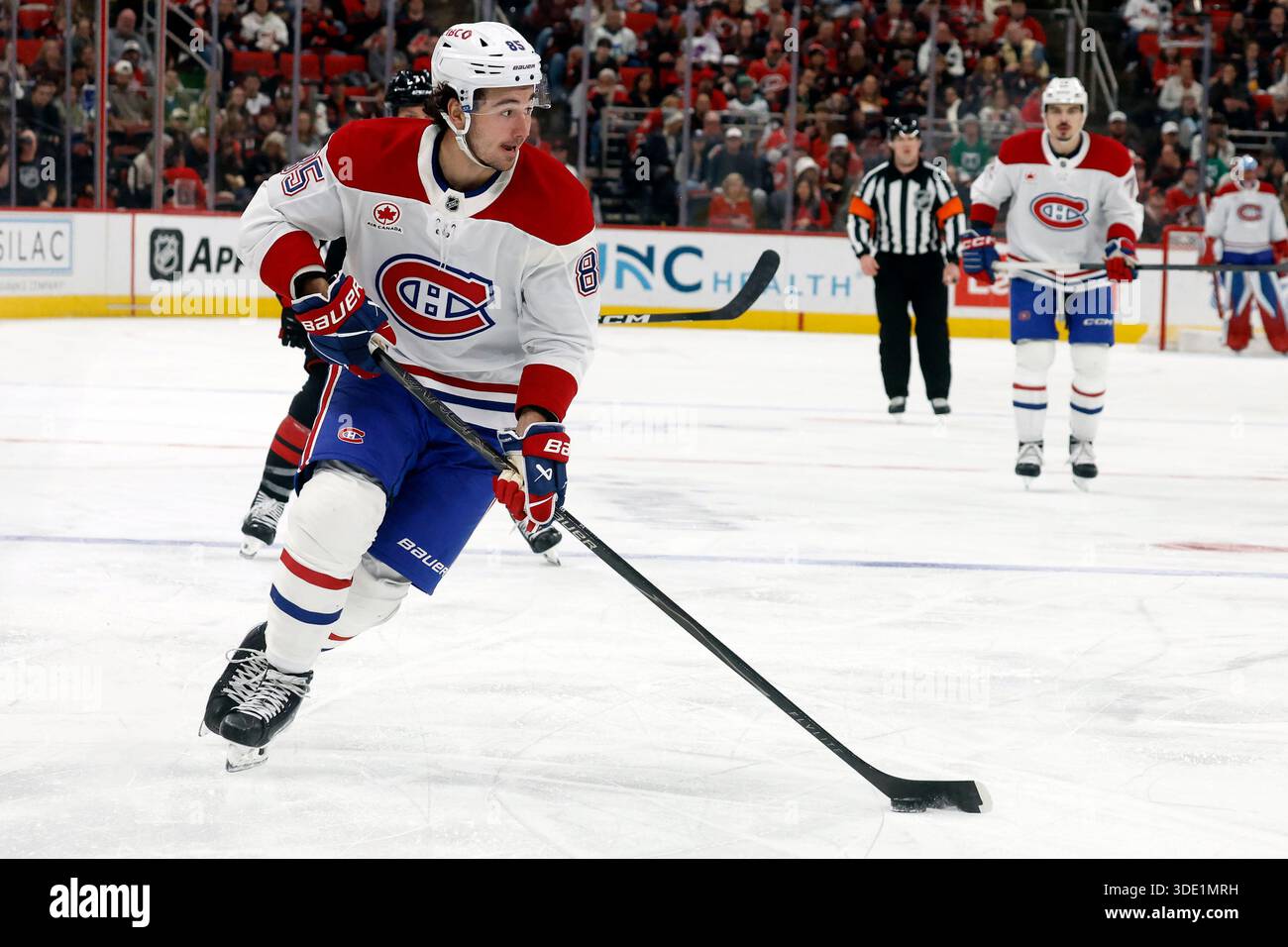 Montréal Canadiens' Alexandre Texier (85) skates with the puck against ...
