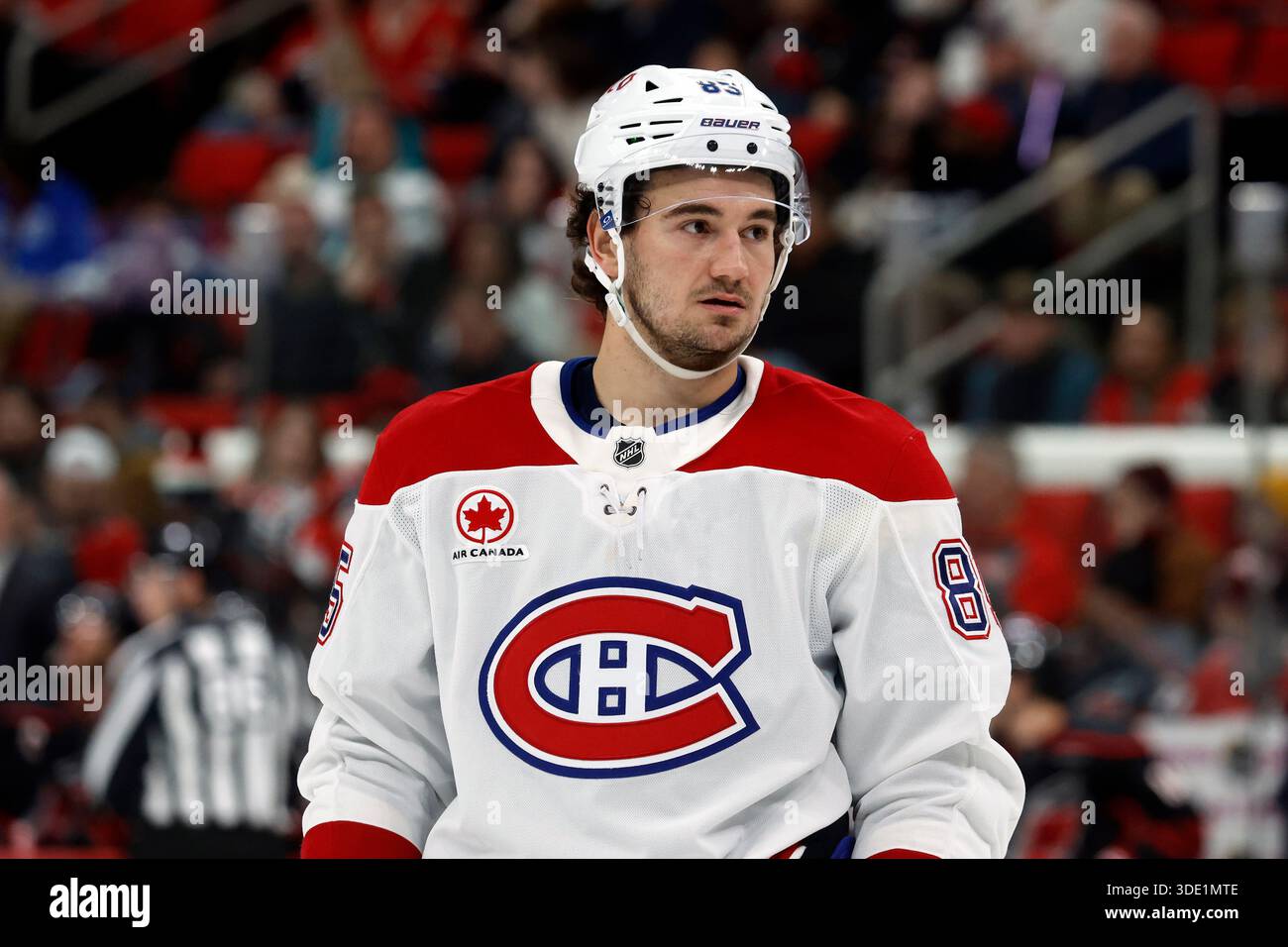 Montréal Canadiens' Alexandre Texier (85) watches the puck against the ...