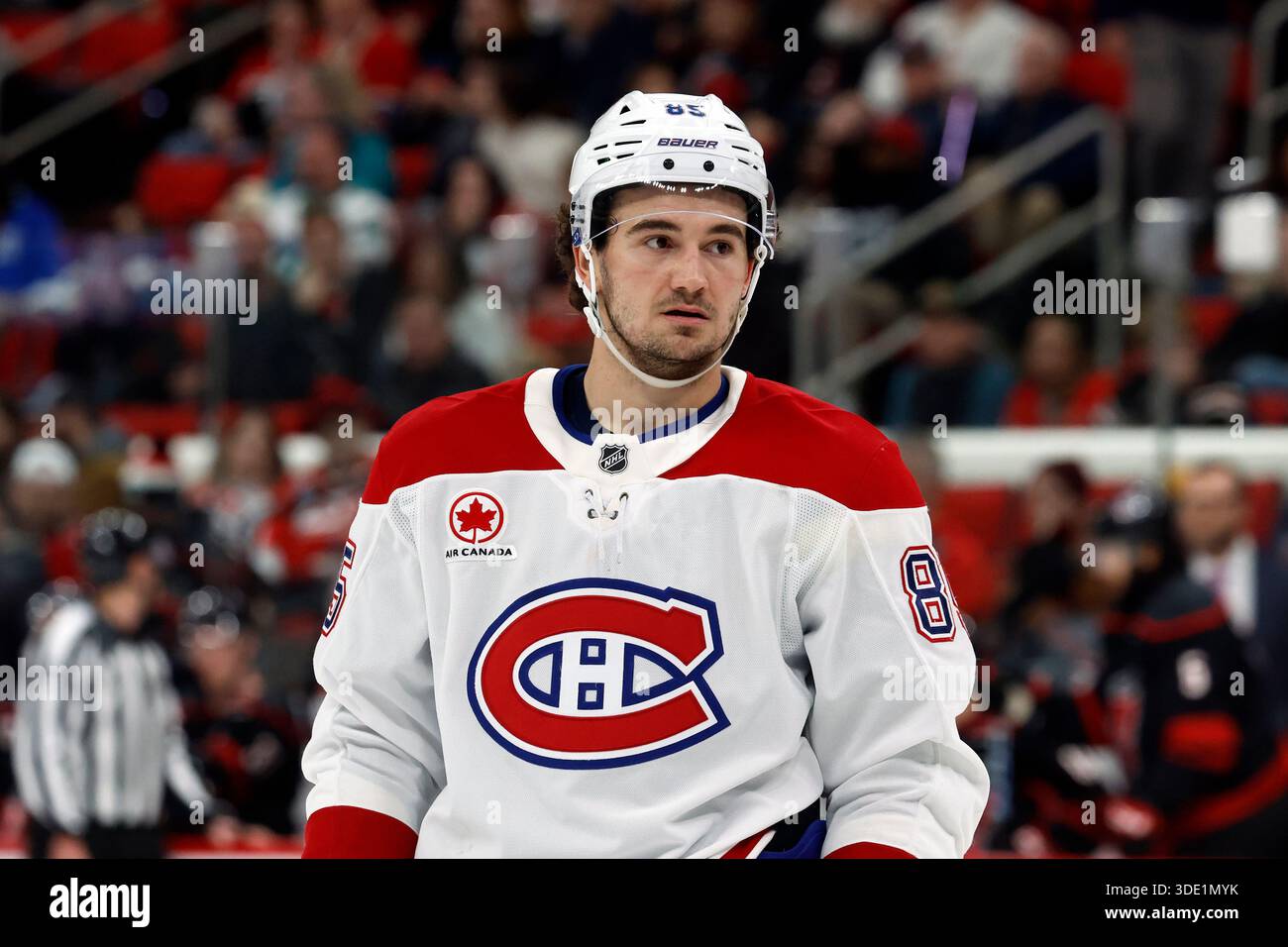 Montréal Canadiens' Alexandre Texier (85) watches the puck against the ...