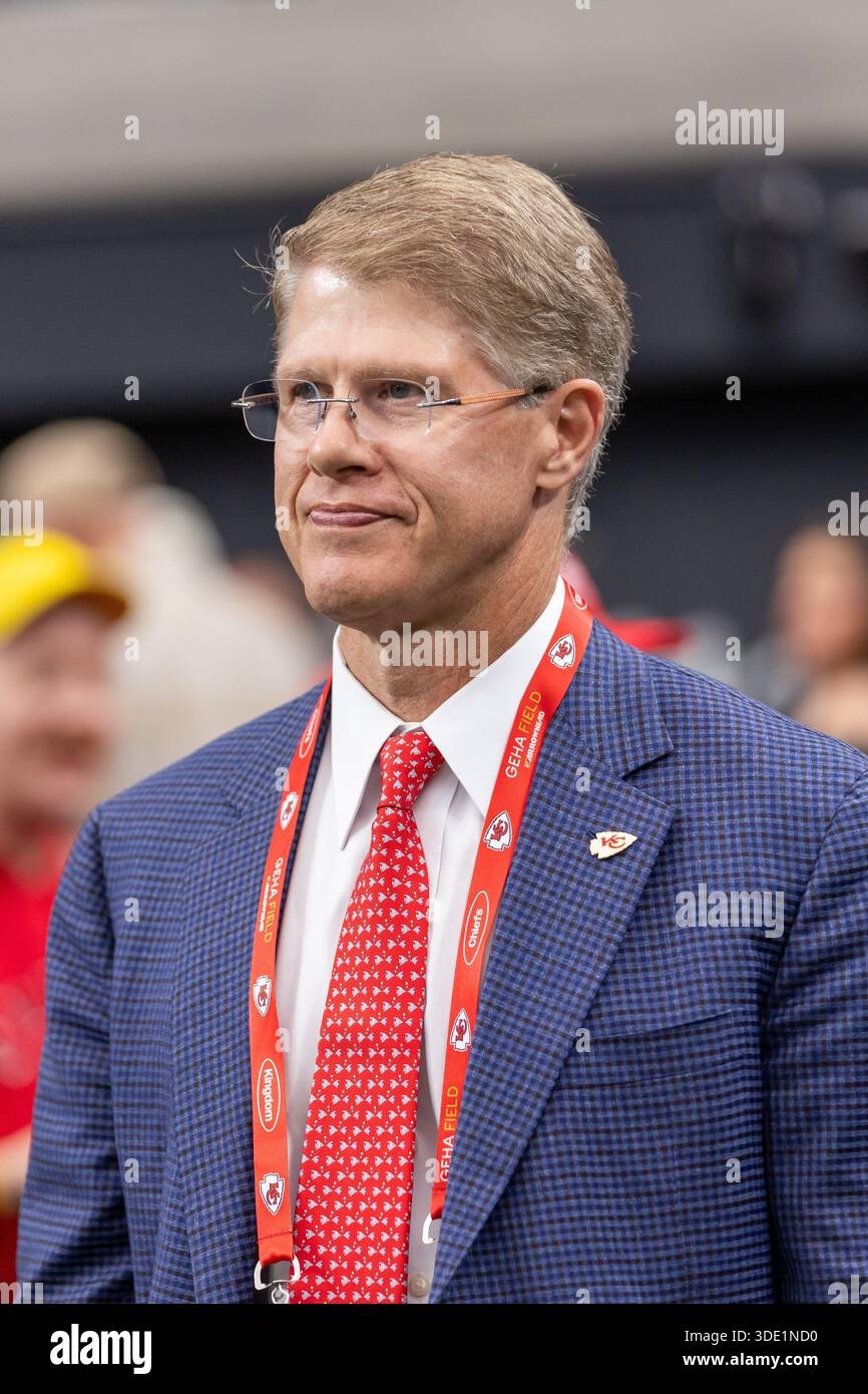 Kansas City Chiefs chairman and CEO Clark Hunt walks play against the ...