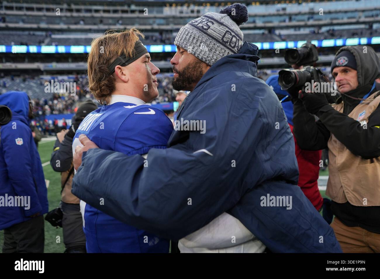New York Giants quarterback Jaxson Dart (6) and Dallas Cowboys ...