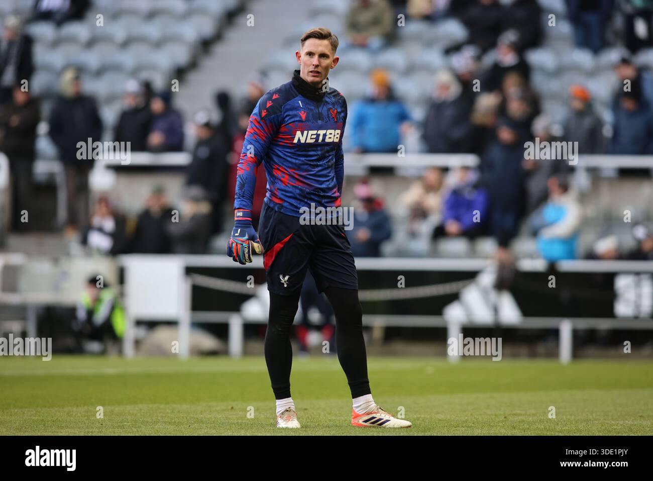 Dean Henderson of Crystal Palace during the warm up during the Premier ...