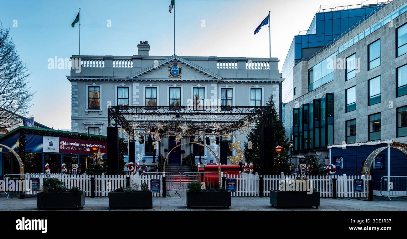 The Life-Sized Animal Crib at the Mansion House, Dawson Street, Dublin ...