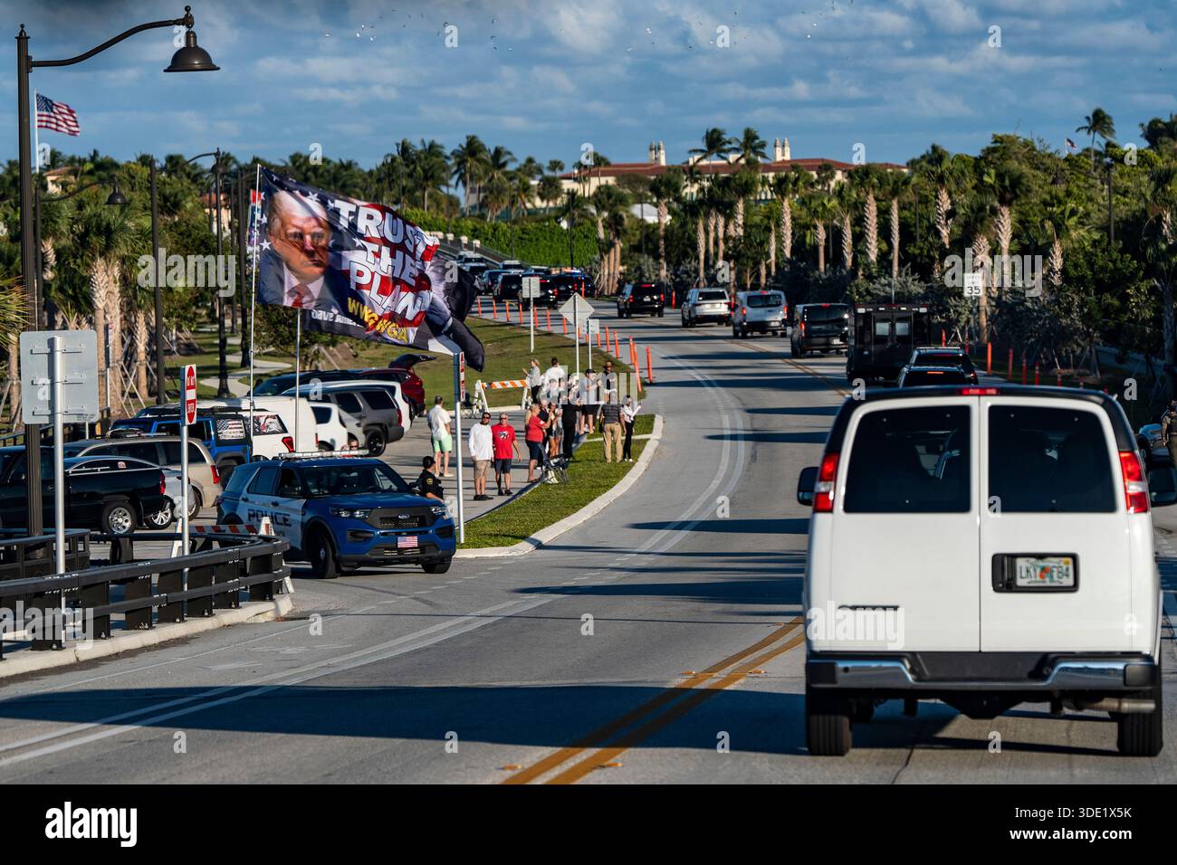 The motorcade for President Donald Trump rolls back to his Mar-a-Lago ...