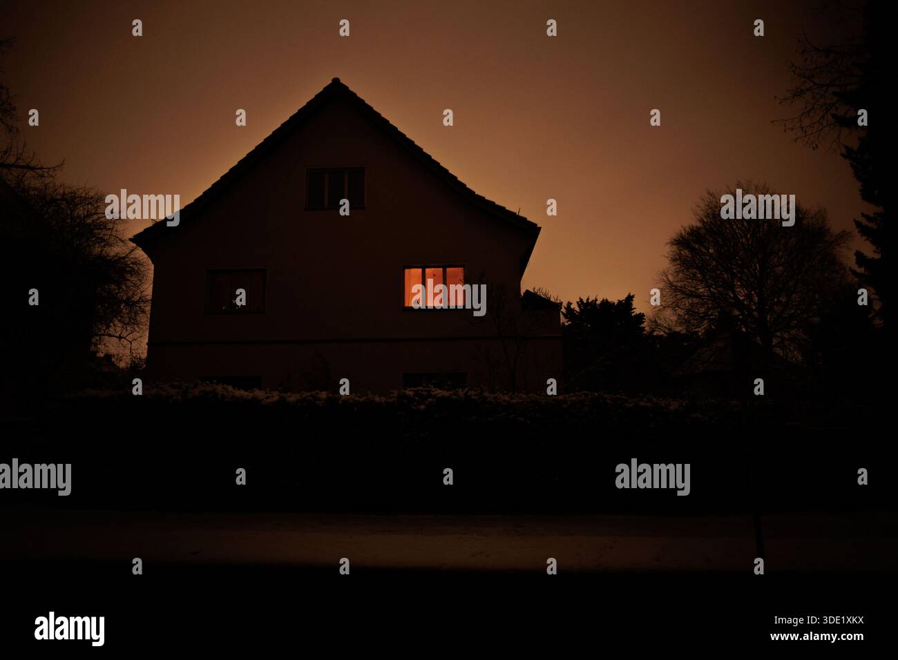 04 January 2026, Berlin: Candles light up a room in an apartment ...