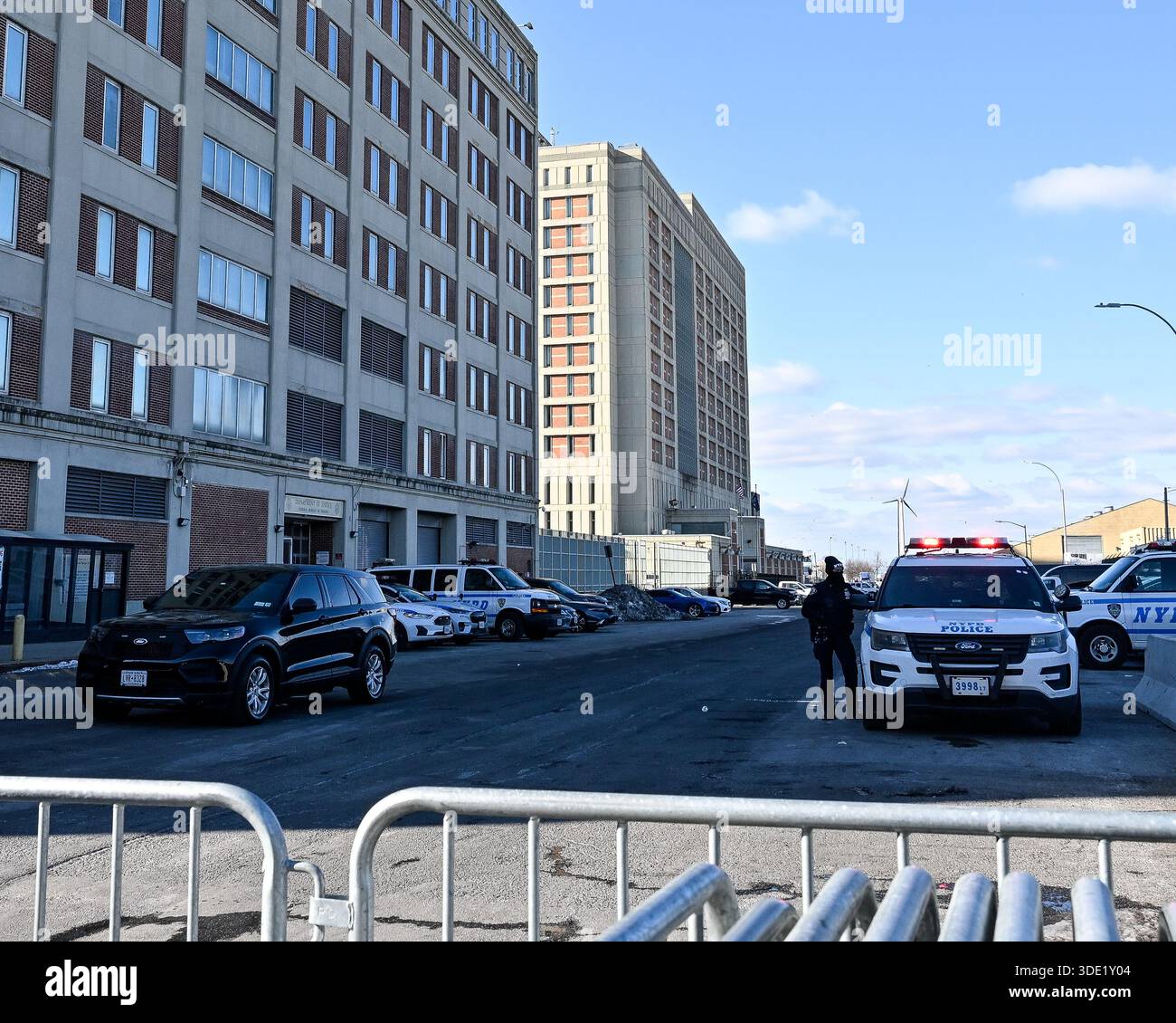 The NYPD has blocked access to the Metropolitian Detention Center (MDC ...