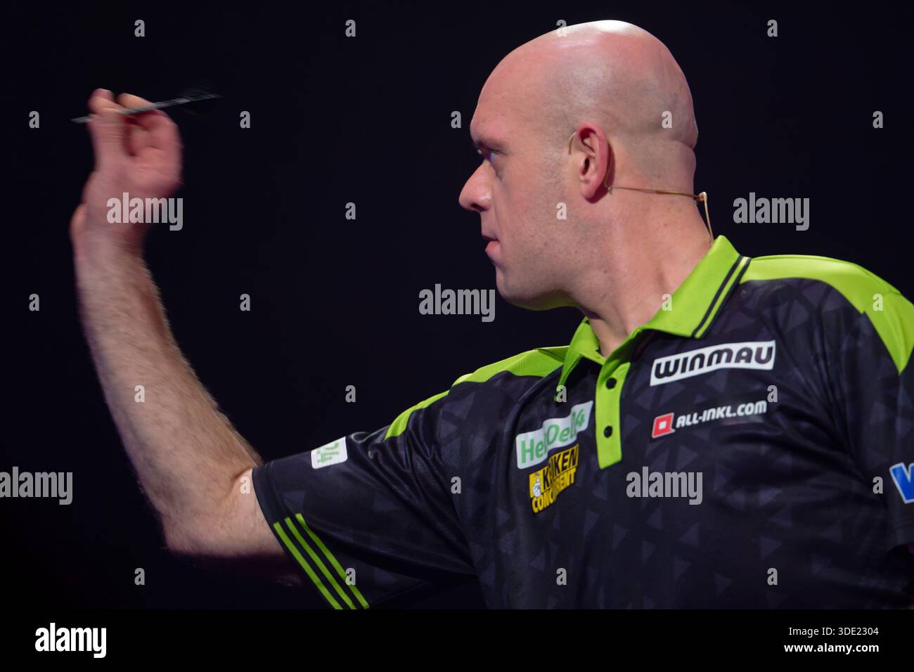 04 January 2026, North Rhine-Westphalia, Bonn: Professional dart player ...