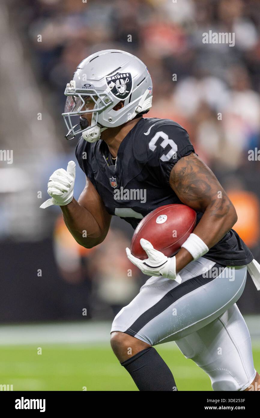 Las Vegas Raiders running back Zamir White (3) returns a kickoff ...