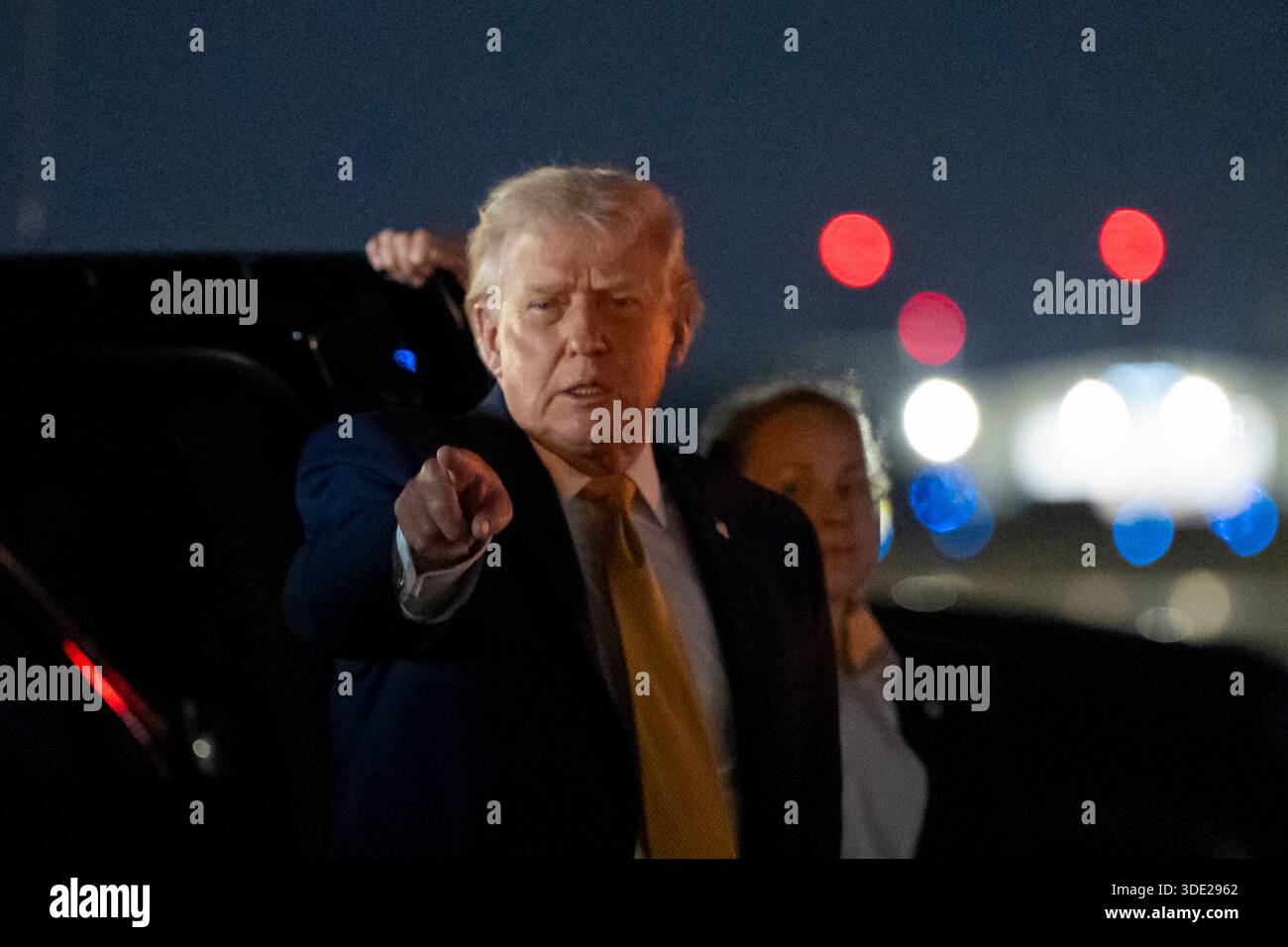 President Donald Trump departs on Air Force One from Palm Beach ...