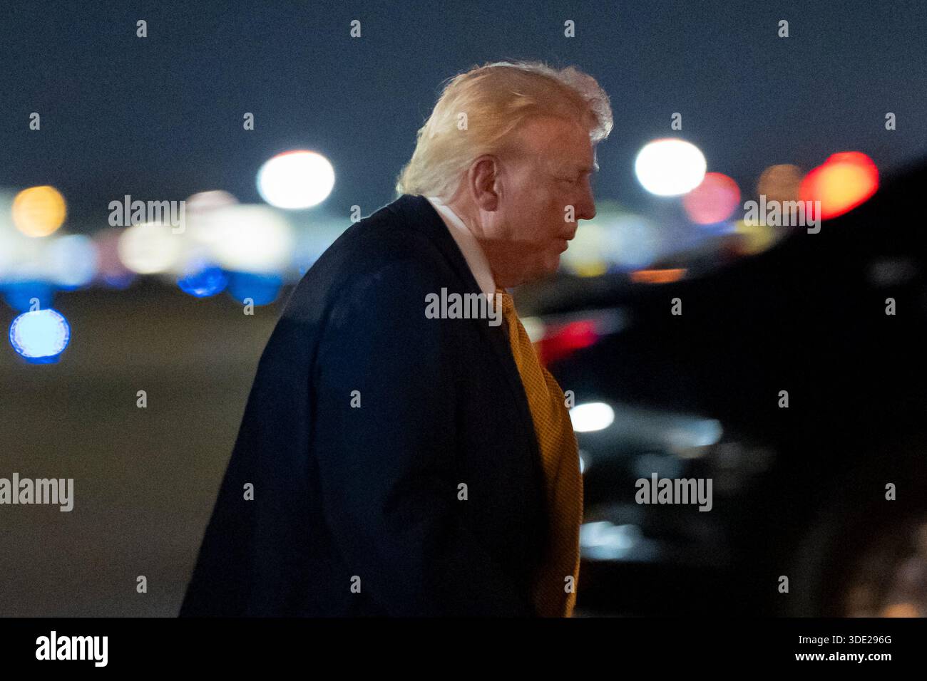 President Donald Trump departs on Air Force One from Palm Beach ...
