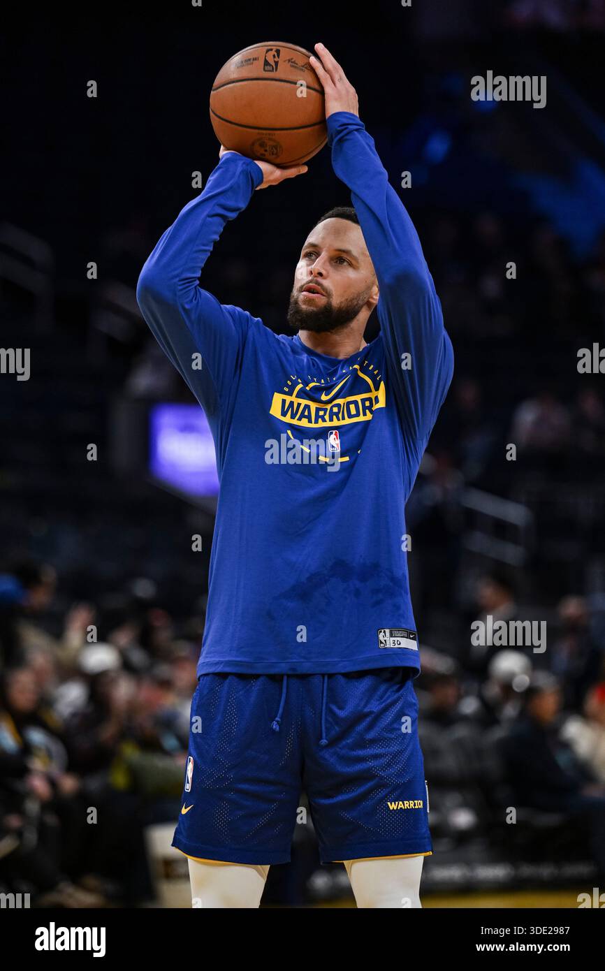Golden State Warriors guard Stephen Curry (30) warms up before an NBA ...