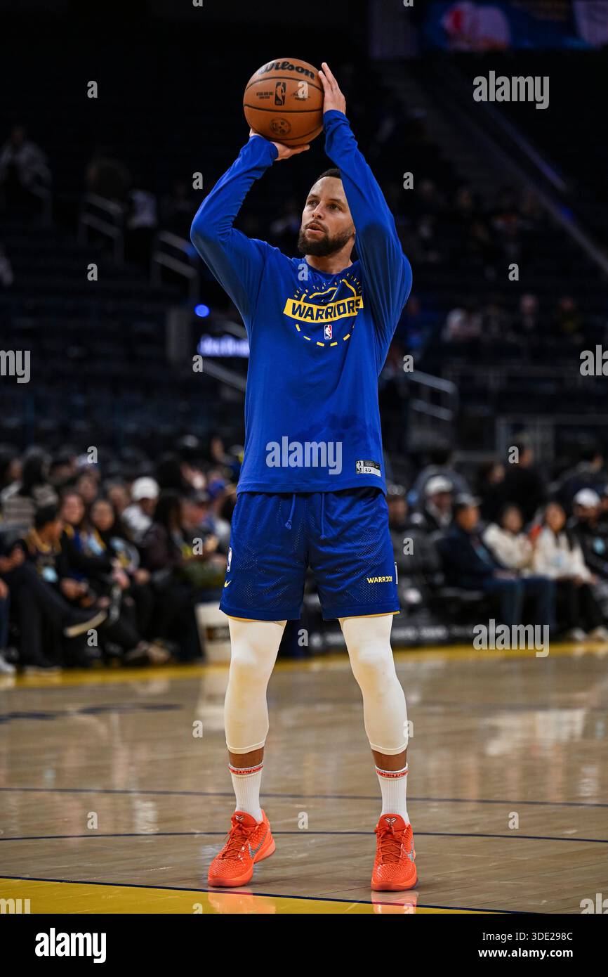 Golden State Warriors guard Stephen Curry (30) warms up before an NBA ...